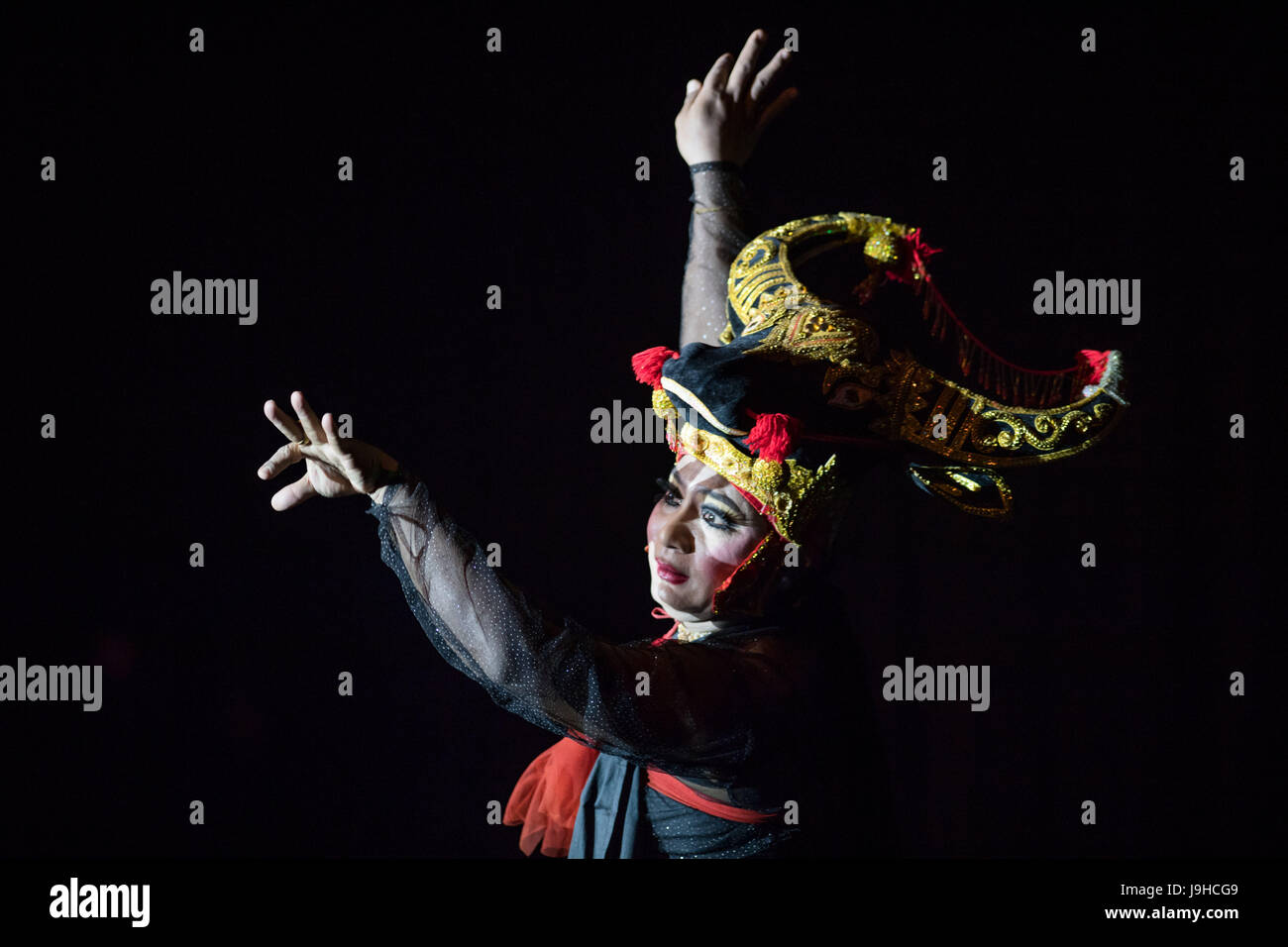 Moers, Germany. 2nd June, 2017. A dancer of the group Pantra Sein Hla ...