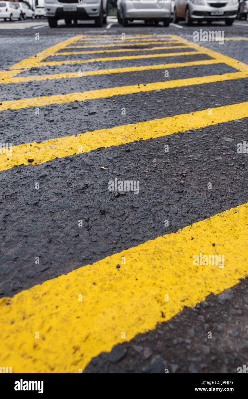 Street sign with yellow stripes of a parking lot Stock Photo - Alamy