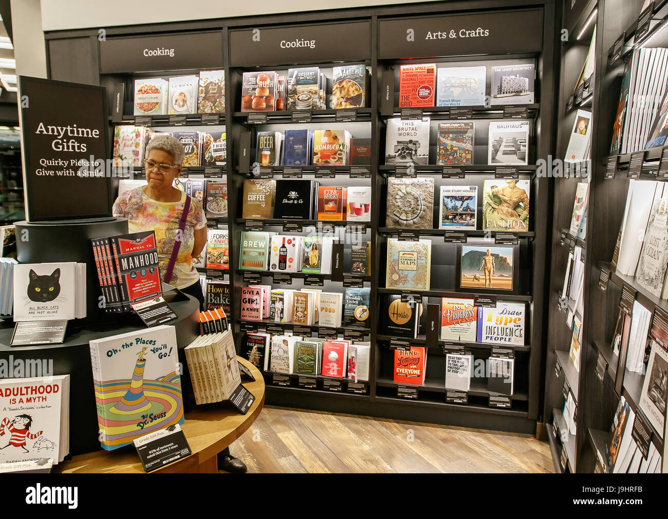 Browsing books hi-res stock photography and images - Alamy