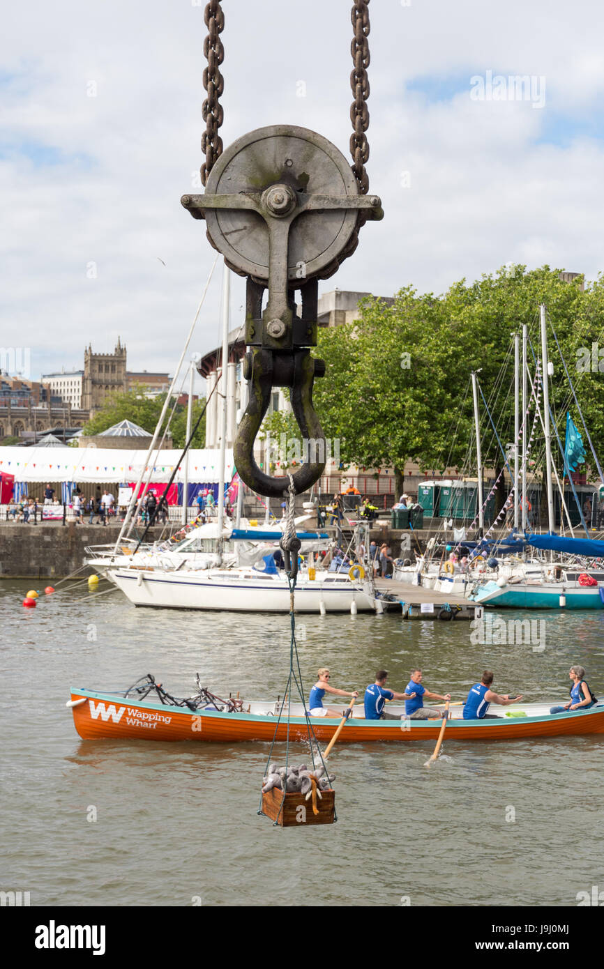 Industrial crane bristol hi-res stock photography and images - Alamy