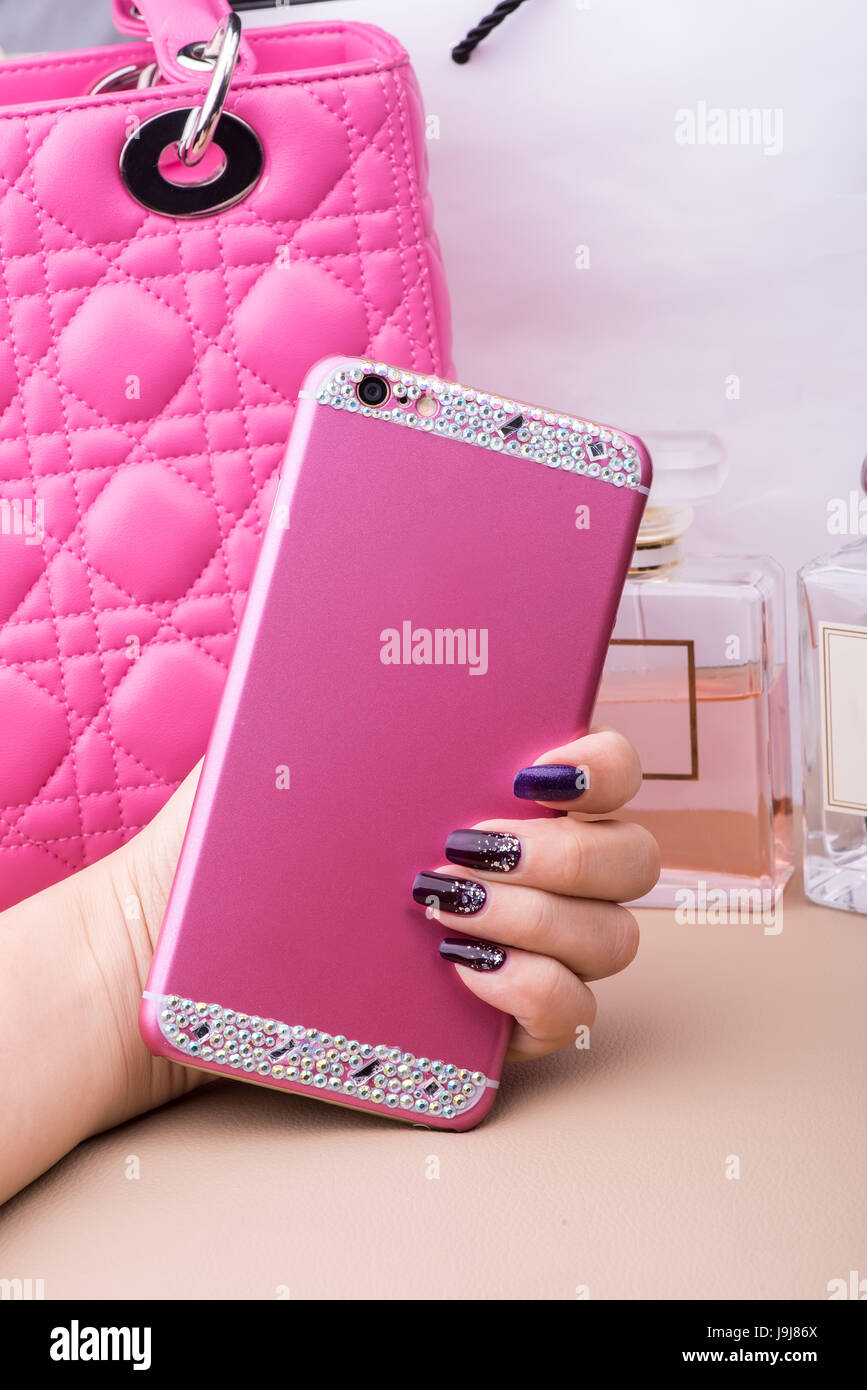 Female hand holding a phone case Stock Photo - Alamy