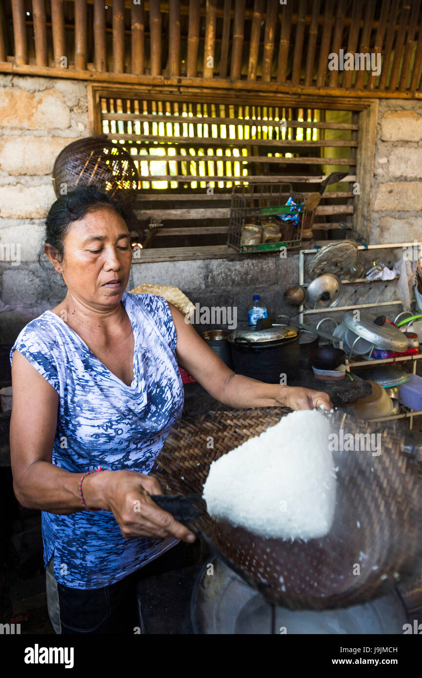 Indonesian doing the cooking Stock Photo - Alamy