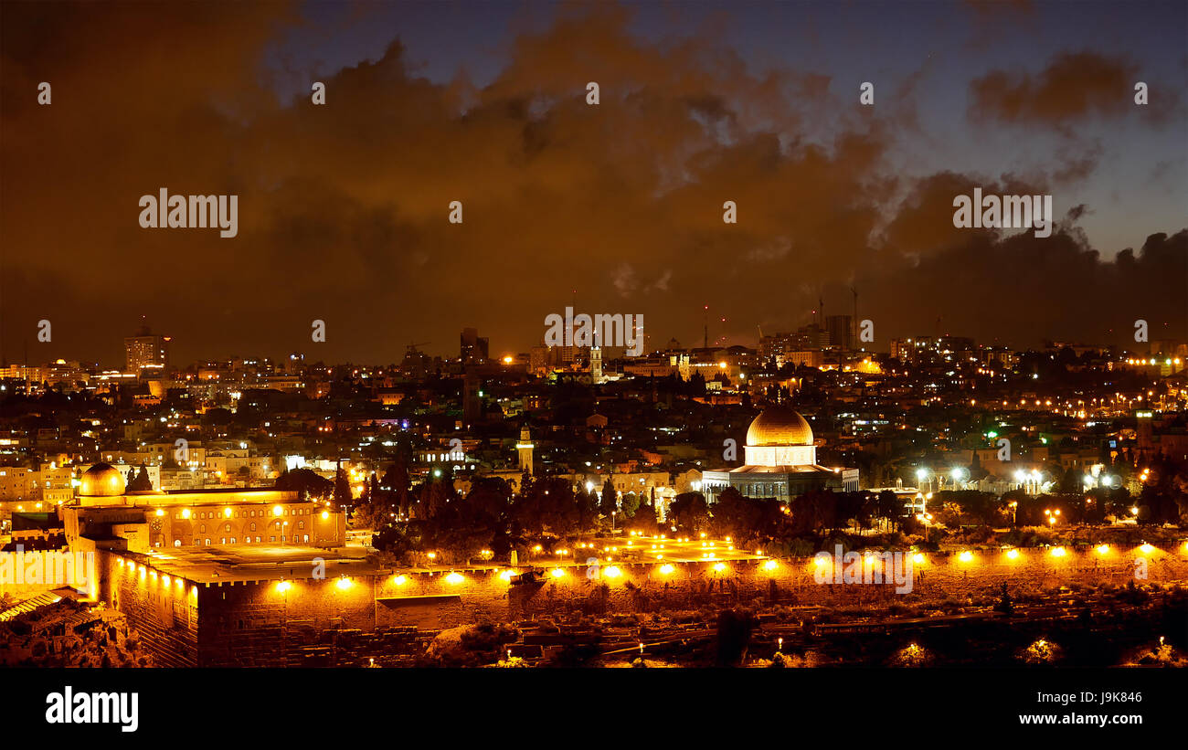 Bright Jerusalem old city lights over Al Aqsa Stock Photo - Alamy