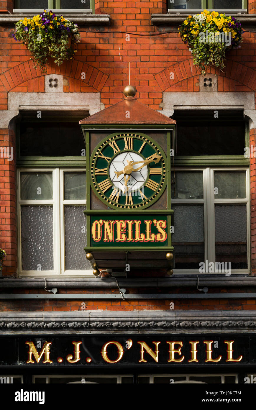 Ireland, Dublin, O'Neill's, historic Irish pub Stock Photo - Alamy