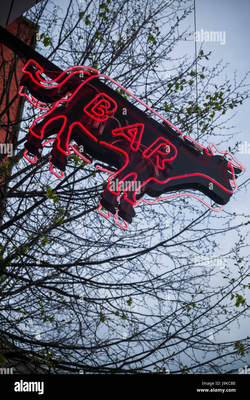 Ireland, Dublin, neon bar sign in the shape of a cow Stock Photo - Alamy