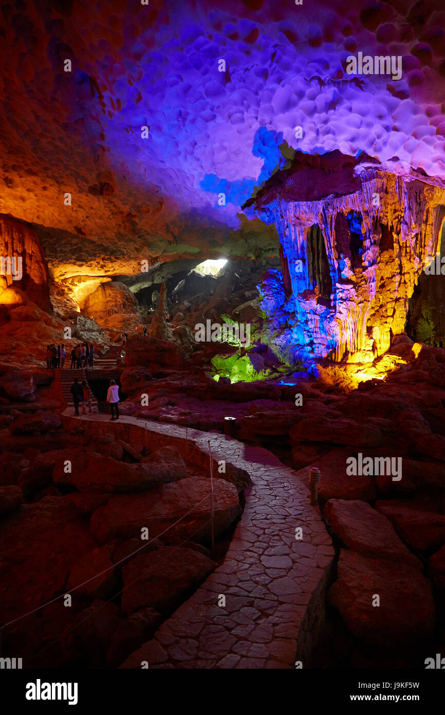 Limestone formations and tourists, Surprise Cave (Hang Sung Sot Cave), Ha Long Bay (UNESCO World ...