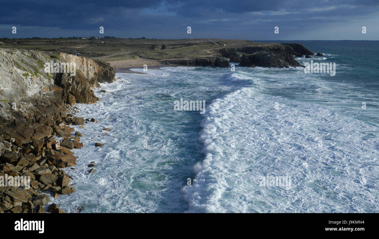 Strong swell, rising tide on the wild coast of the Quiberon peninsula ...
