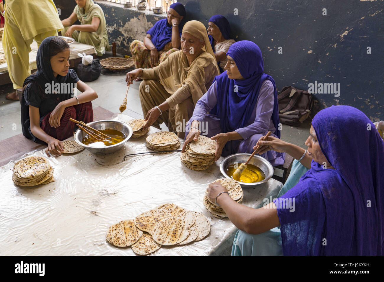 people applying ghee on chapatti, Golden Temple, Amritsar, punjab ...