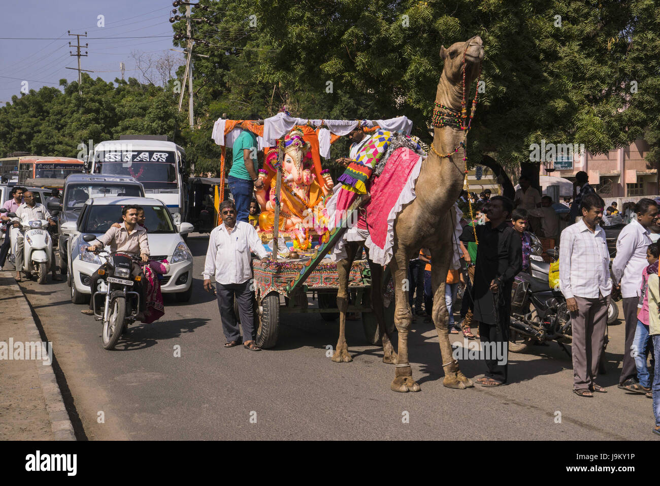 Camel cart carrying ganesh statue hi-res stock photography and images ...