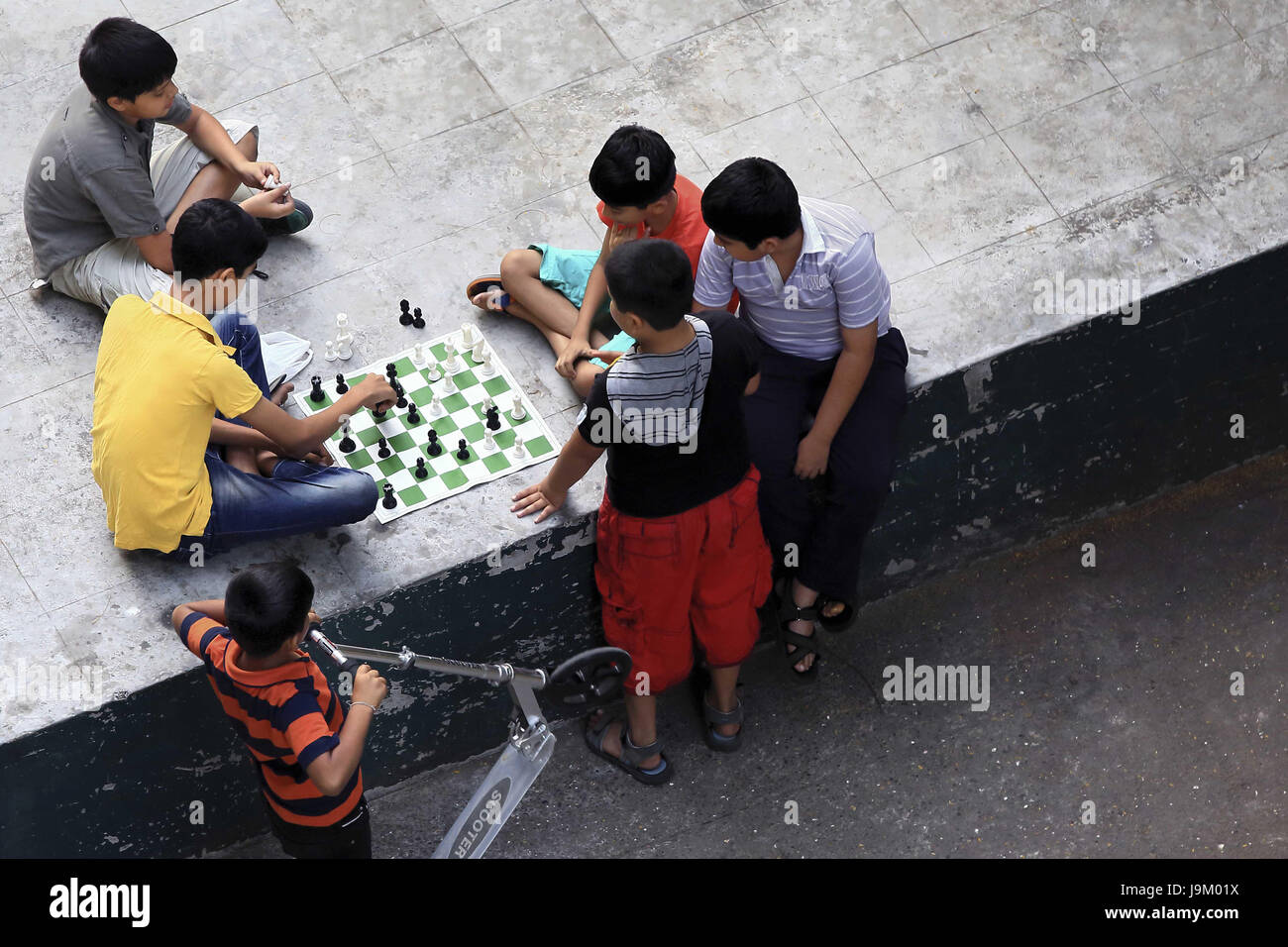 Children playing chess asian hi-res stock photography and images - Alamy