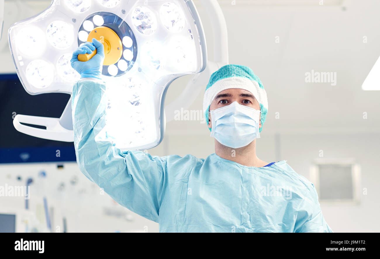 surgeon in operating room at hospital Stock Photo - Alamy
