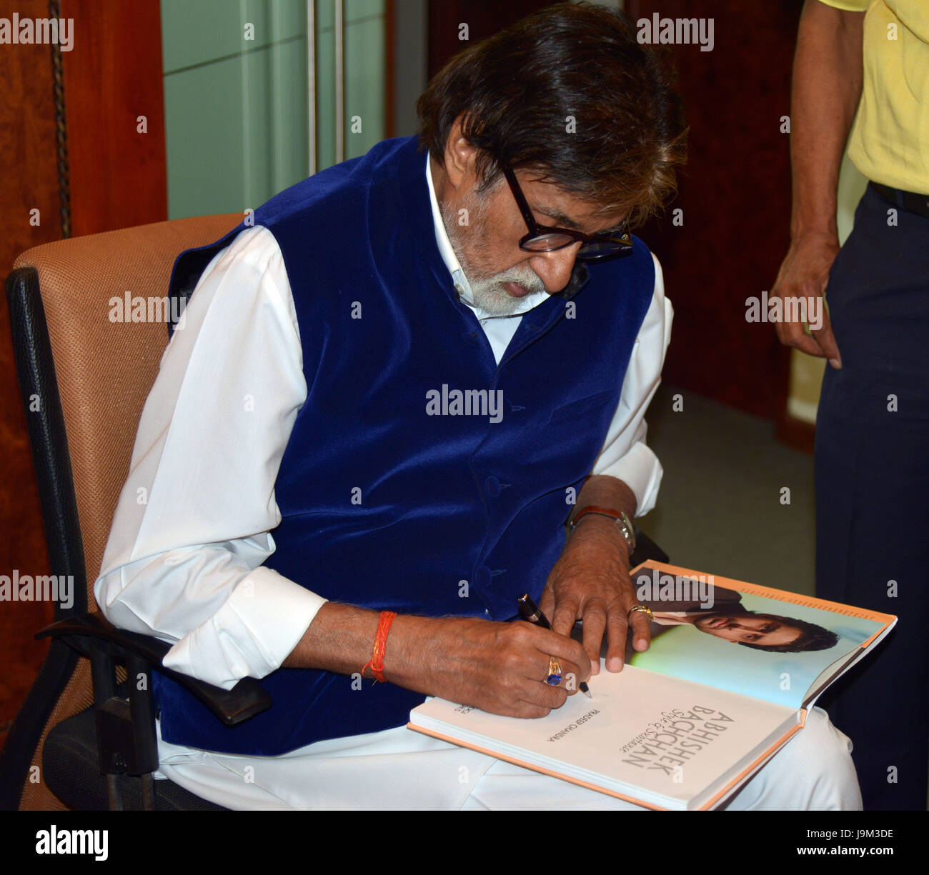indian bollywood actors, Amitabh Bachchan signing Abhishek Bachchan ...