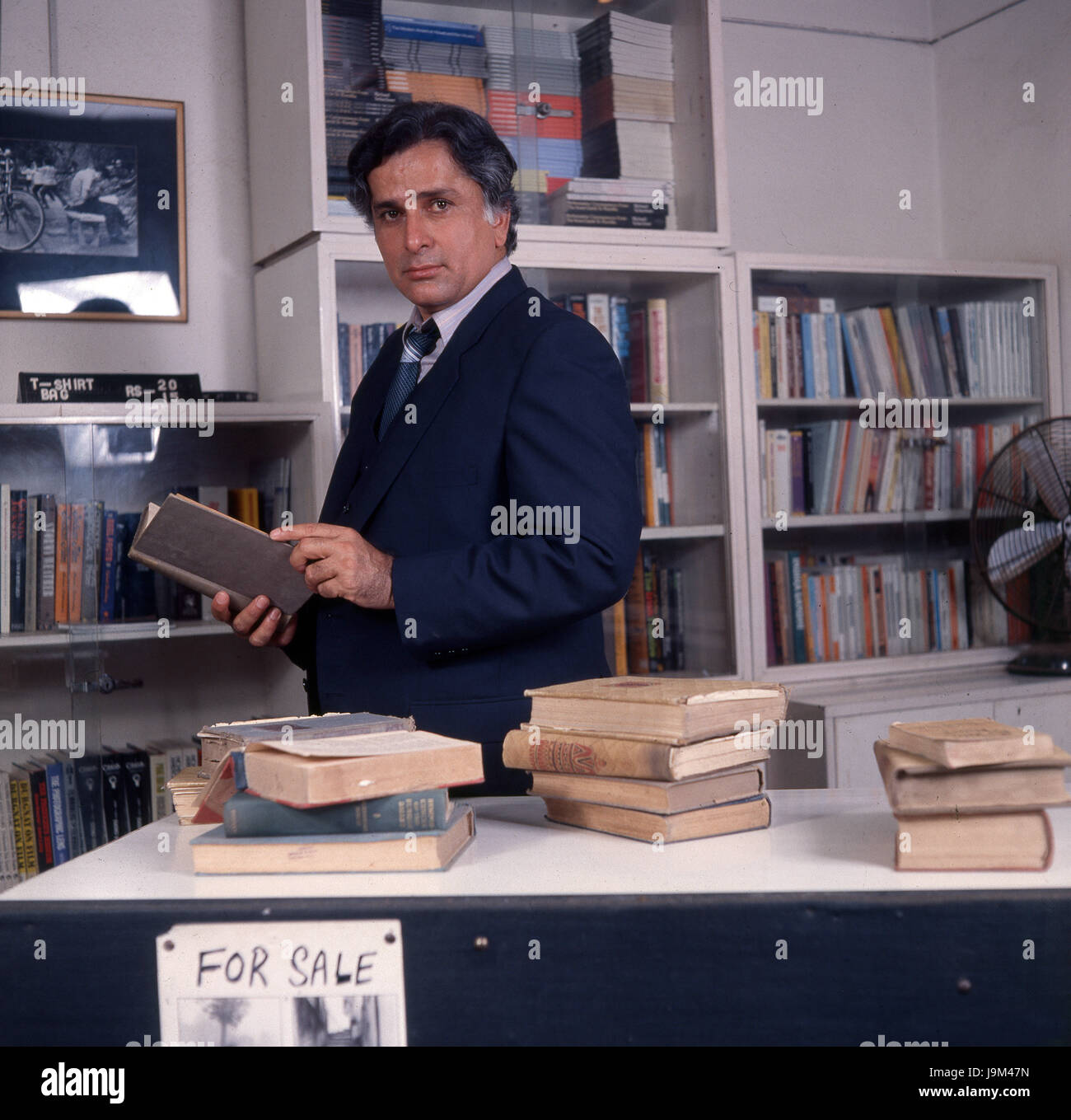 Famous actor holding camera hi-res stock photography and images - Alamy