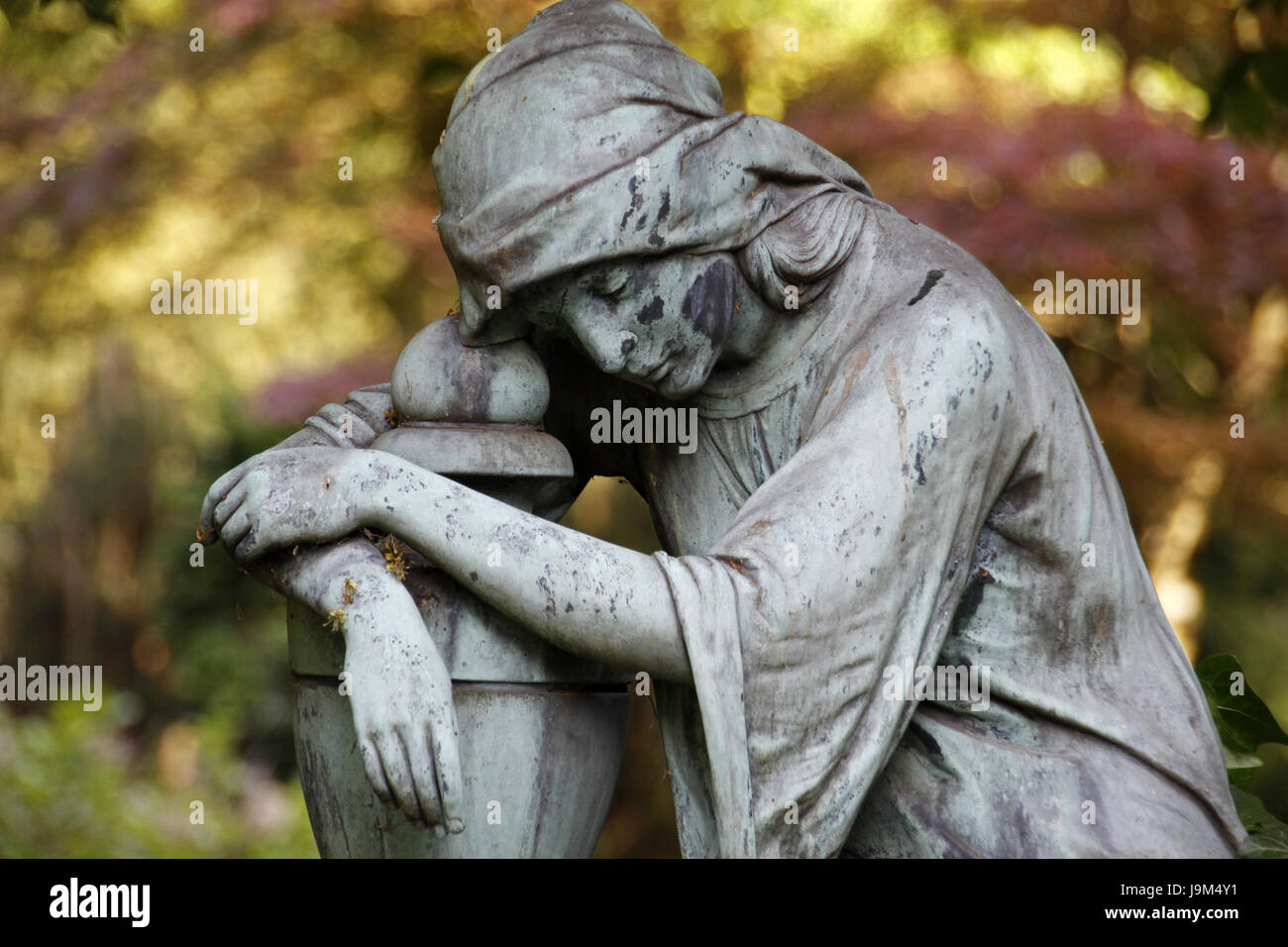 Grieving angels hi-res stock photography and images - Alamy