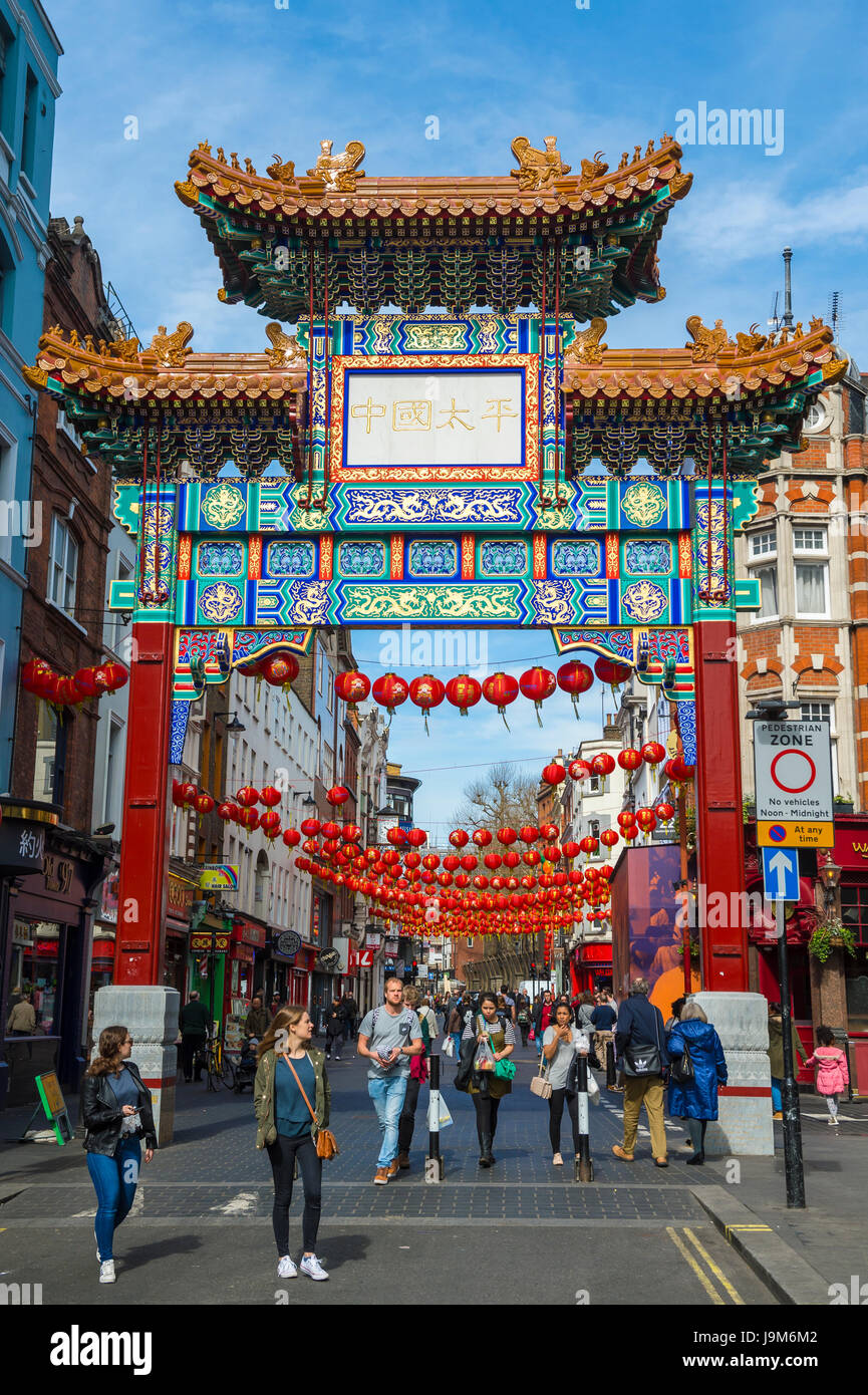 Ornate gate marking the entrance to chinatown hi-res stock photography and images - Alamy