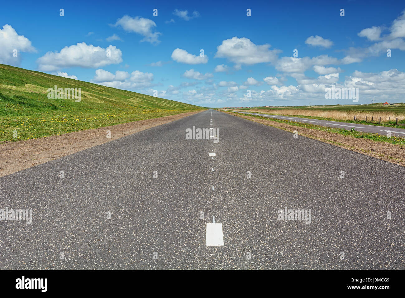 The road along The Hondsbossche Zeewering which is a 5.5 km long dike ...