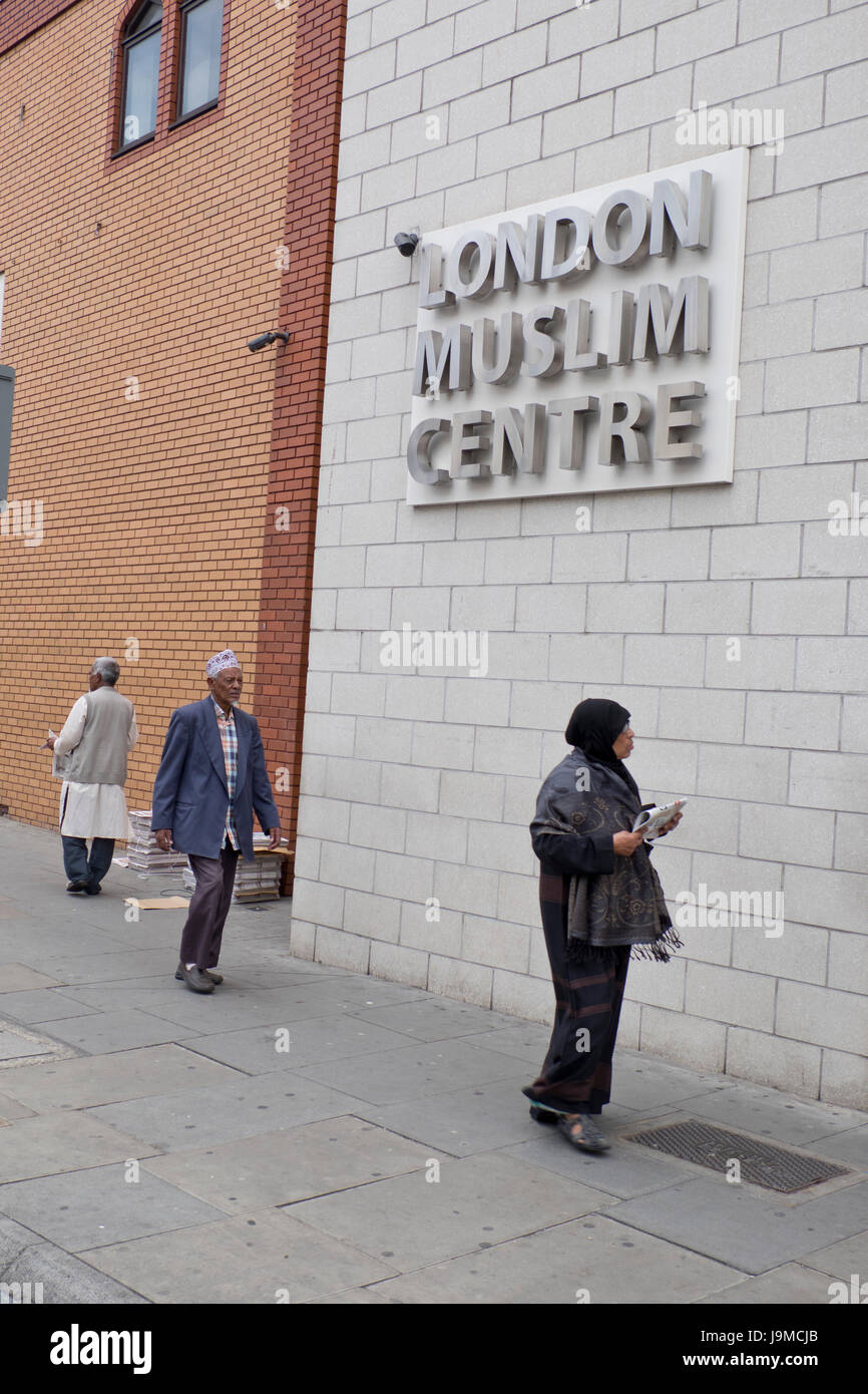 Muslim men and women by the London Muslim Centre before Ramadan Friday ...