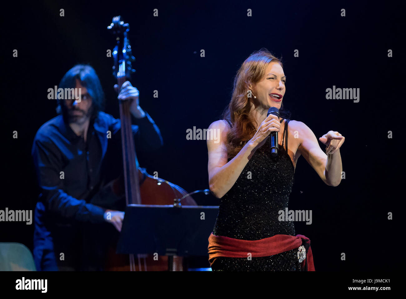 Ute Lemper, star of international music, admired for style and intense ...