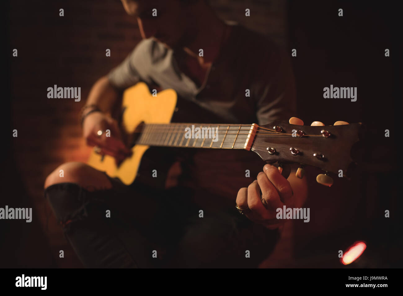 Male guitarist hi-res stock photography and images - Alamy