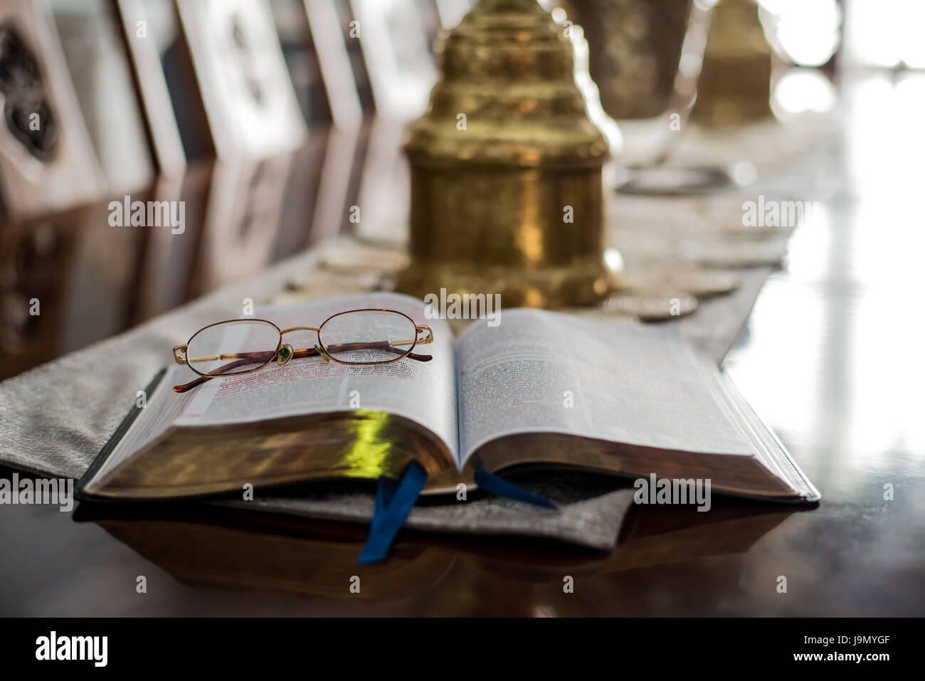 Praying with open bible hi-res stock photography and images - Alamy