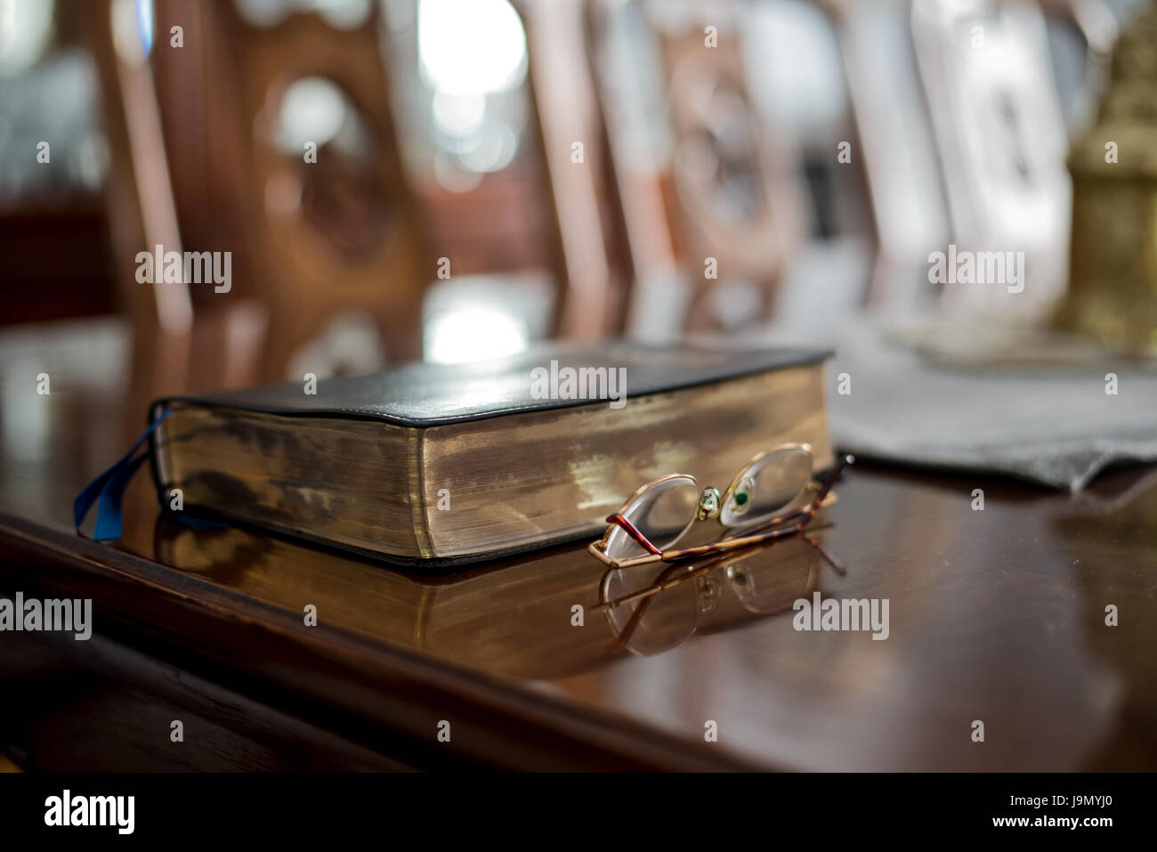 Praying with open bible hi-res stock photography and images - Alamy