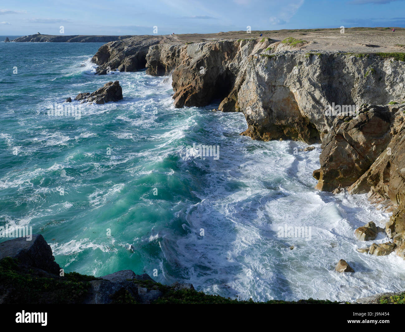 Strong swell, rising tide on the wild coast of the Quiberon peninsula ...