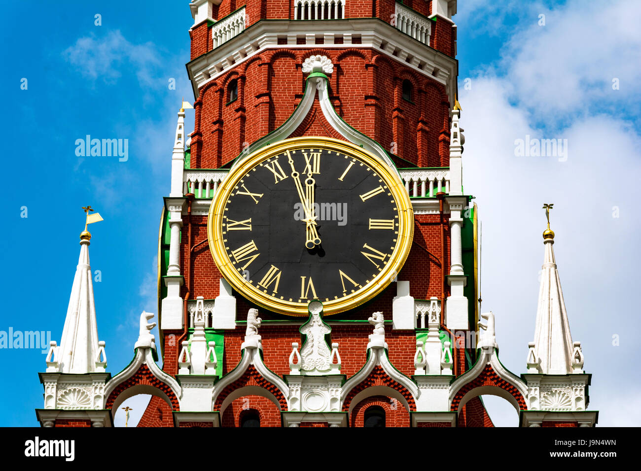 Big red wall clock hi-res stock photography and images - Alamy