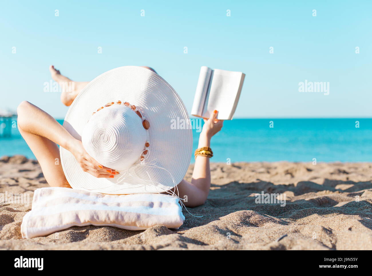 Young adult reading beach hi-res stock photography and images - Alamy