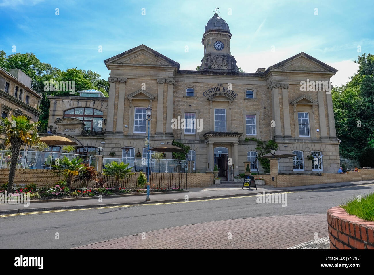 Cardiff Bay, Wales - May 21,2017: Custom House, El Puerto restaurant ...
