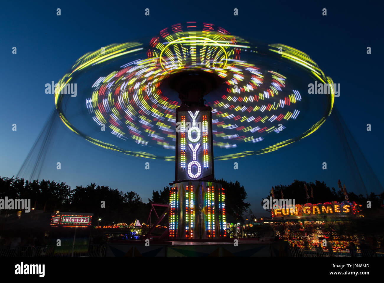 Yoyo ride at a county fair Stock Photo - Alamy