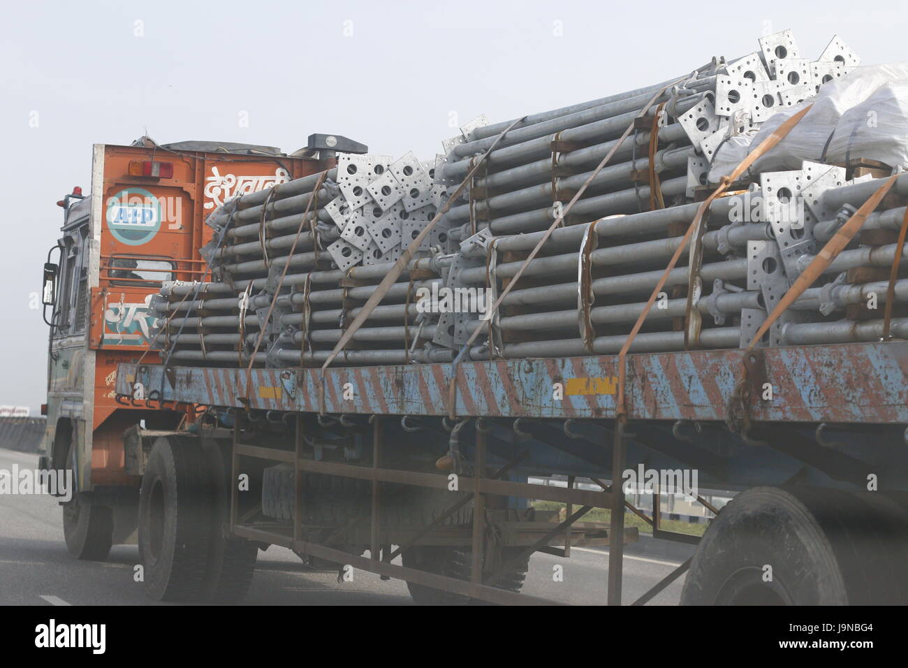 Loaded logging truck hi-res stock photography and images - Alamy