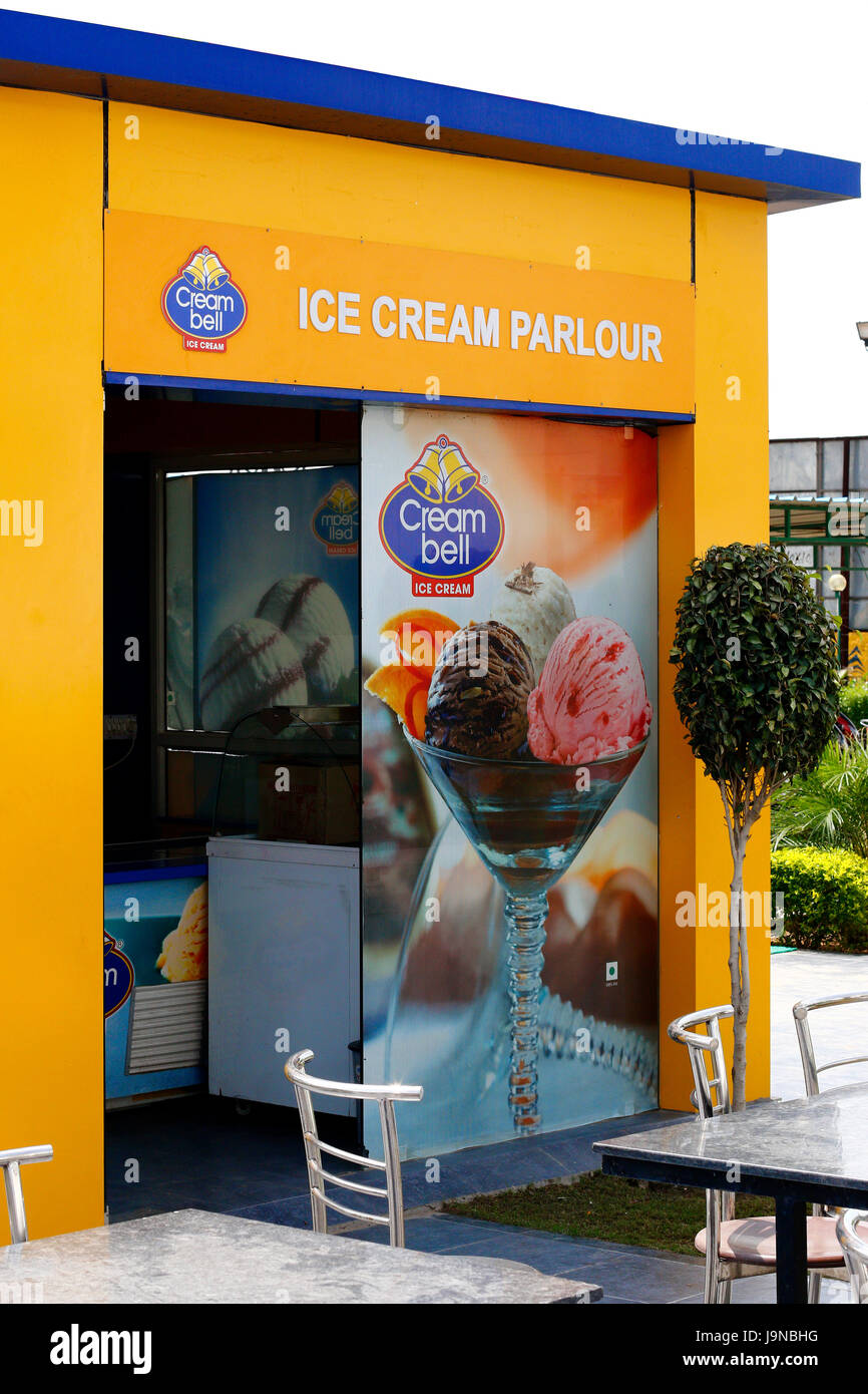 Yellow ice cream shop hi-res stock photography and images - Alamy