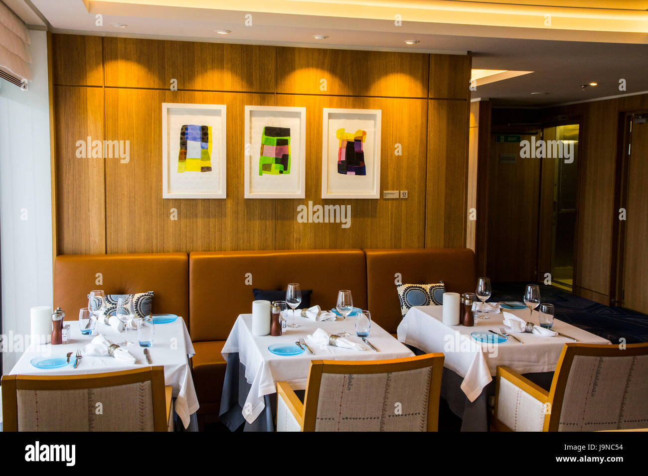 Wood paneled room hi-res stock photography and images - Alamy