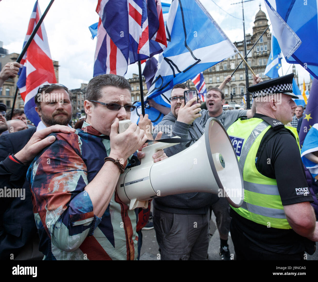 Scottish independence flags hi-res stock photography and images - Alamy