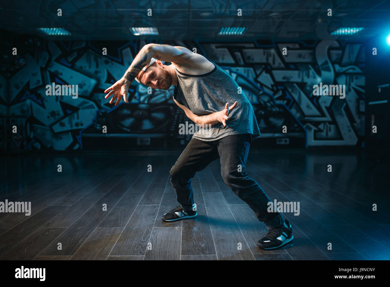 Breakdance performer posing in dance studio. Modern urban dancing style Stock Photo - Alamy