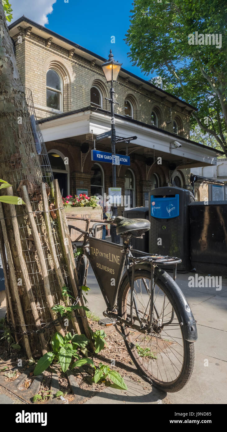 Kew gardens station hi-res stock photography and images - Alamy