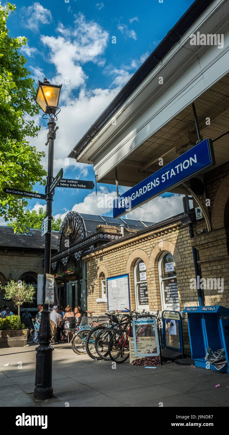 Kew gardens station hi-res stock photography and images - Alamy