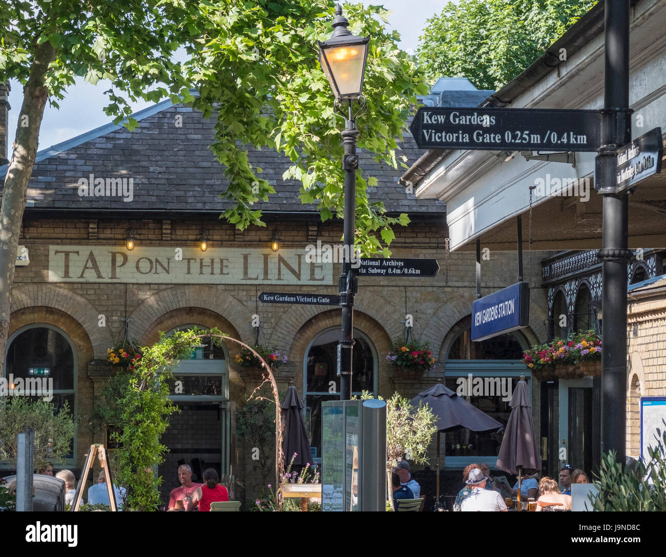 Kew gardens station hi-res stock photography and images - Alamy