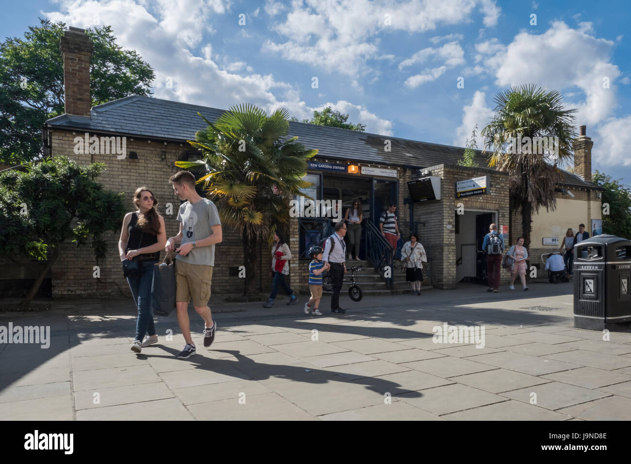 Kew Gardens station Stock Photo - Alamy