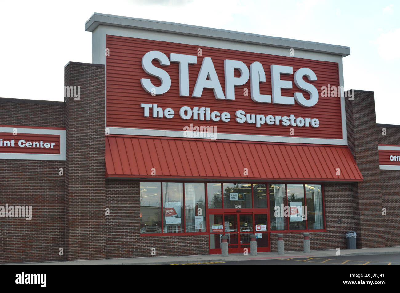 Staples family hi-res stock photography and images - Alamy