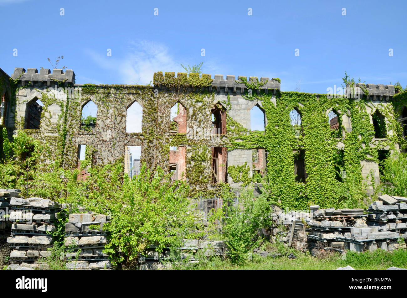 the smallpox hospital ruin on roosevelt island new york Stock Photo - Alamy