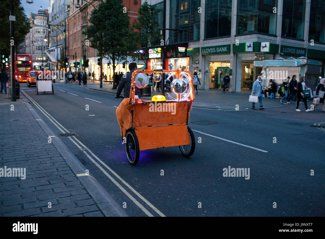 London rickshaw cyclists Stock Photo - Alamy
