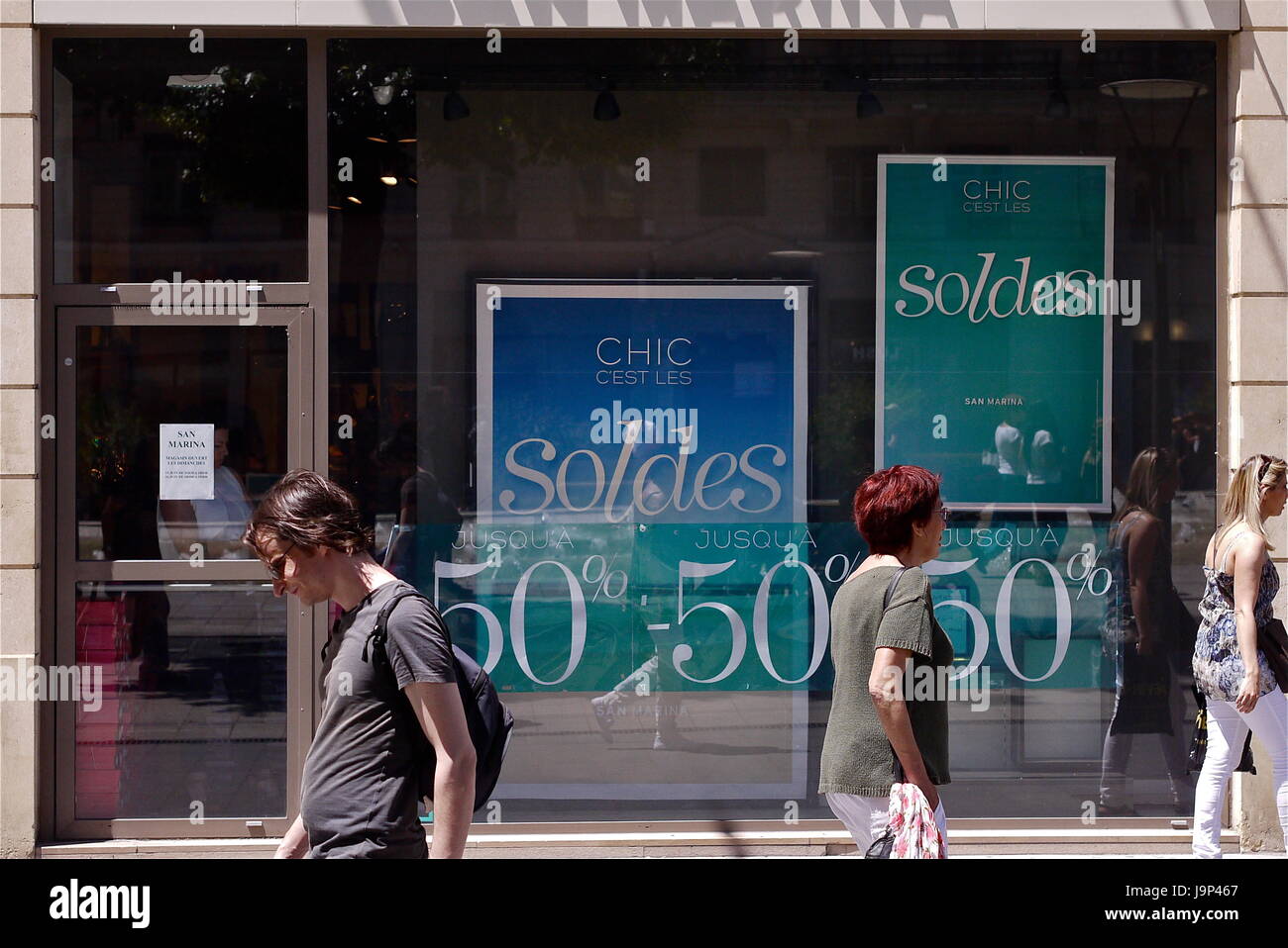 Summer sales begin in France Stock Photo - Alamy