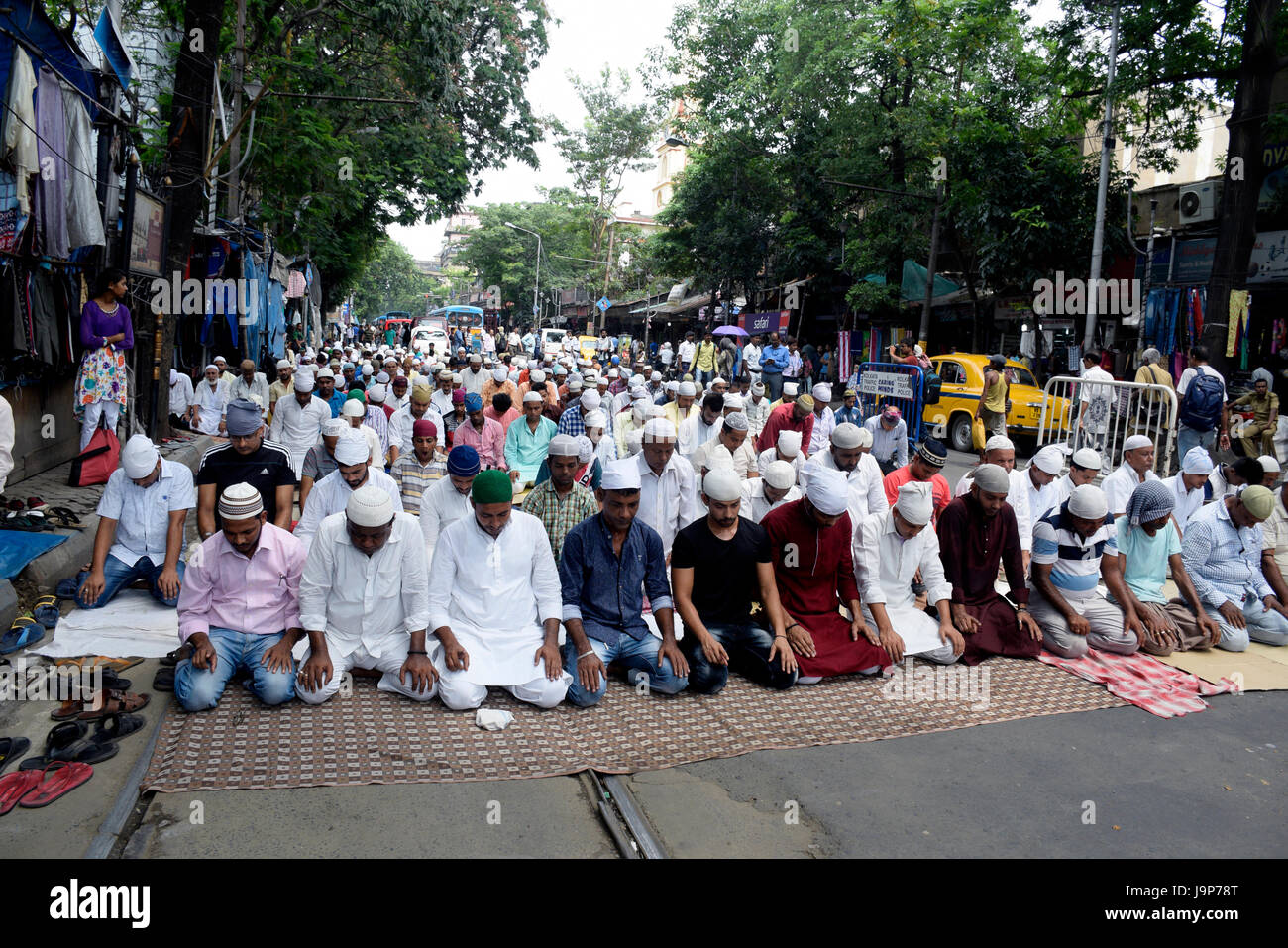Kolkata, India. 02nd June, 2017. Muslim men offer the first Friday ...