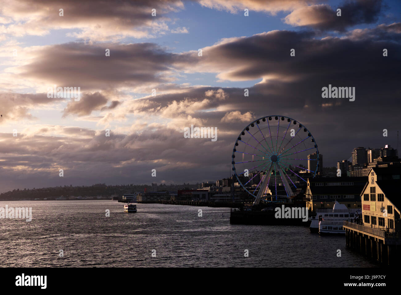 Seattle waterfront featuring the "Seattle Great Wheel" at pier 57 Stock ...