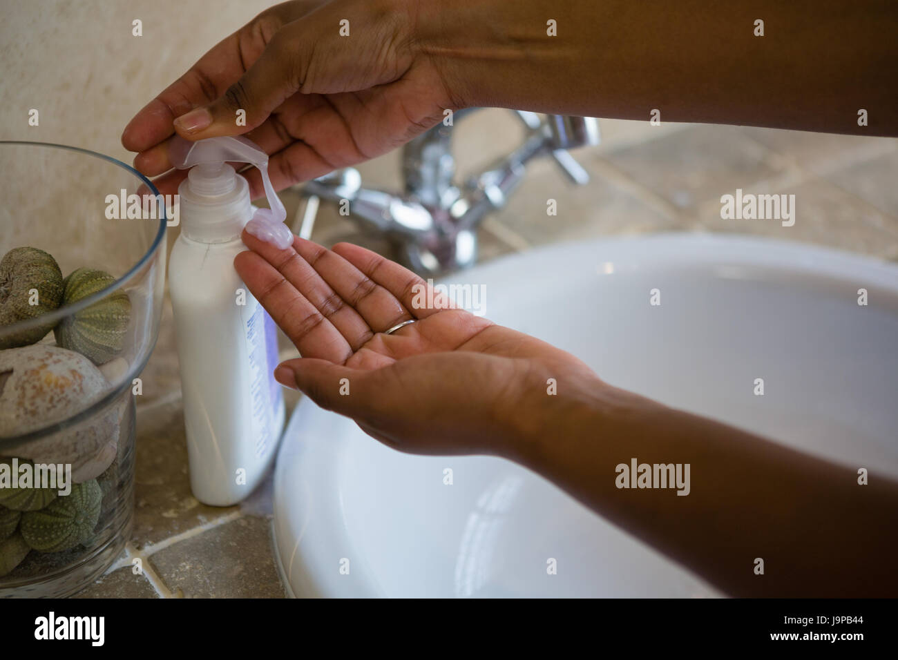 Soap dispenser sink hi-res stock photography and images - Alamy