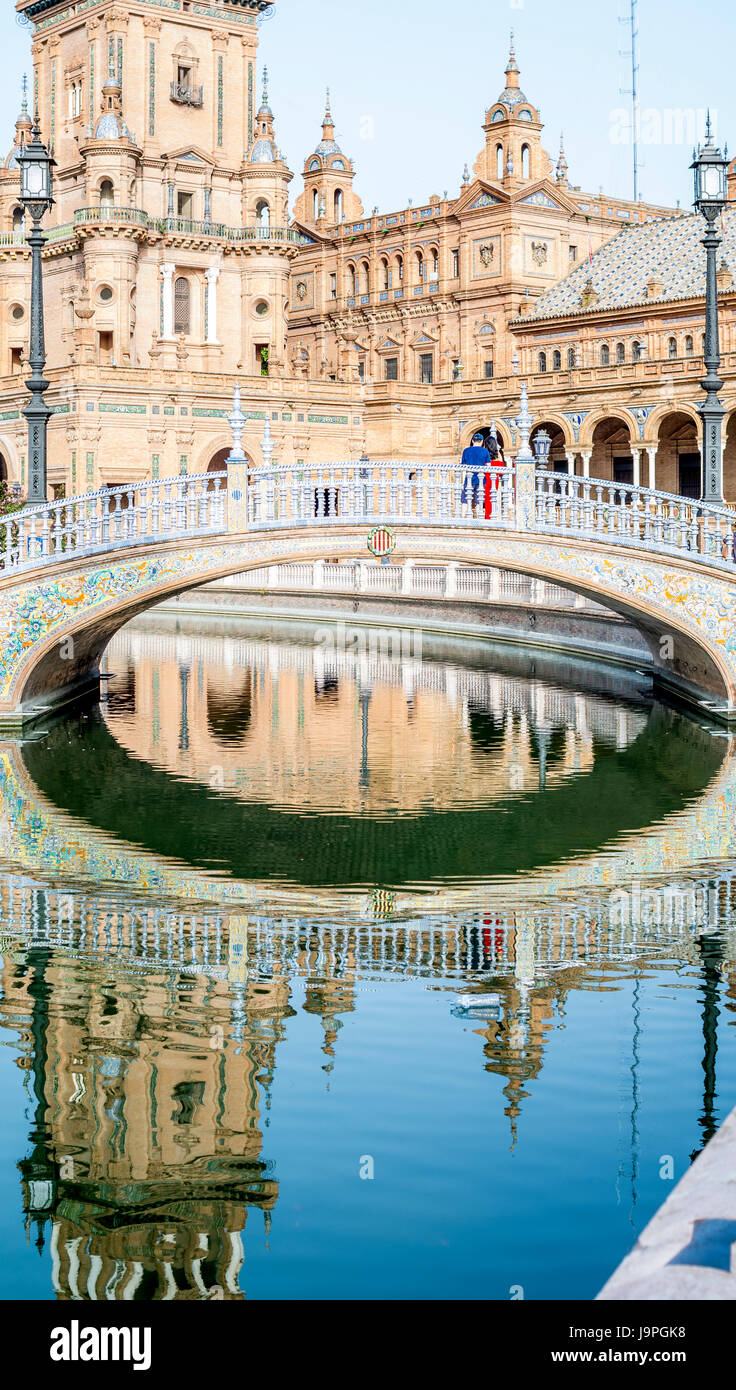 Streets andalusia iconic seville architecture hi-res stock photography ...
