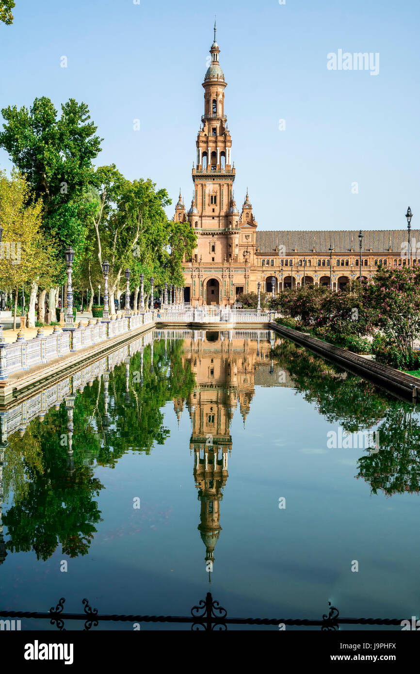 Streets andalusia iconic seville architecture hi-res stock photography ...