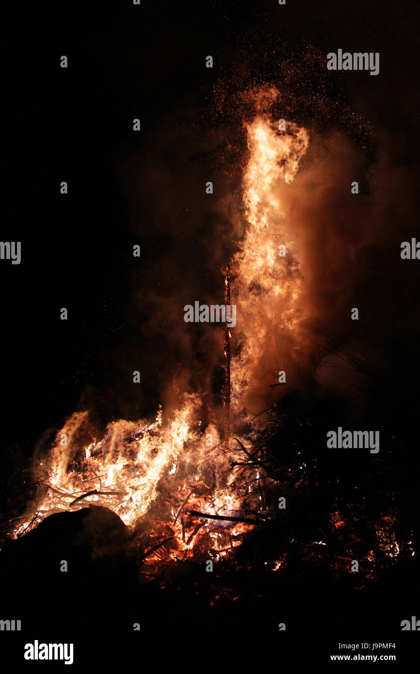 Devil figure bonfire hi-res stock photography and images - Alamy