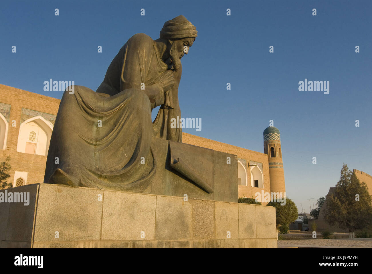 Seated man statue hi-res stock photography and images - Alamy